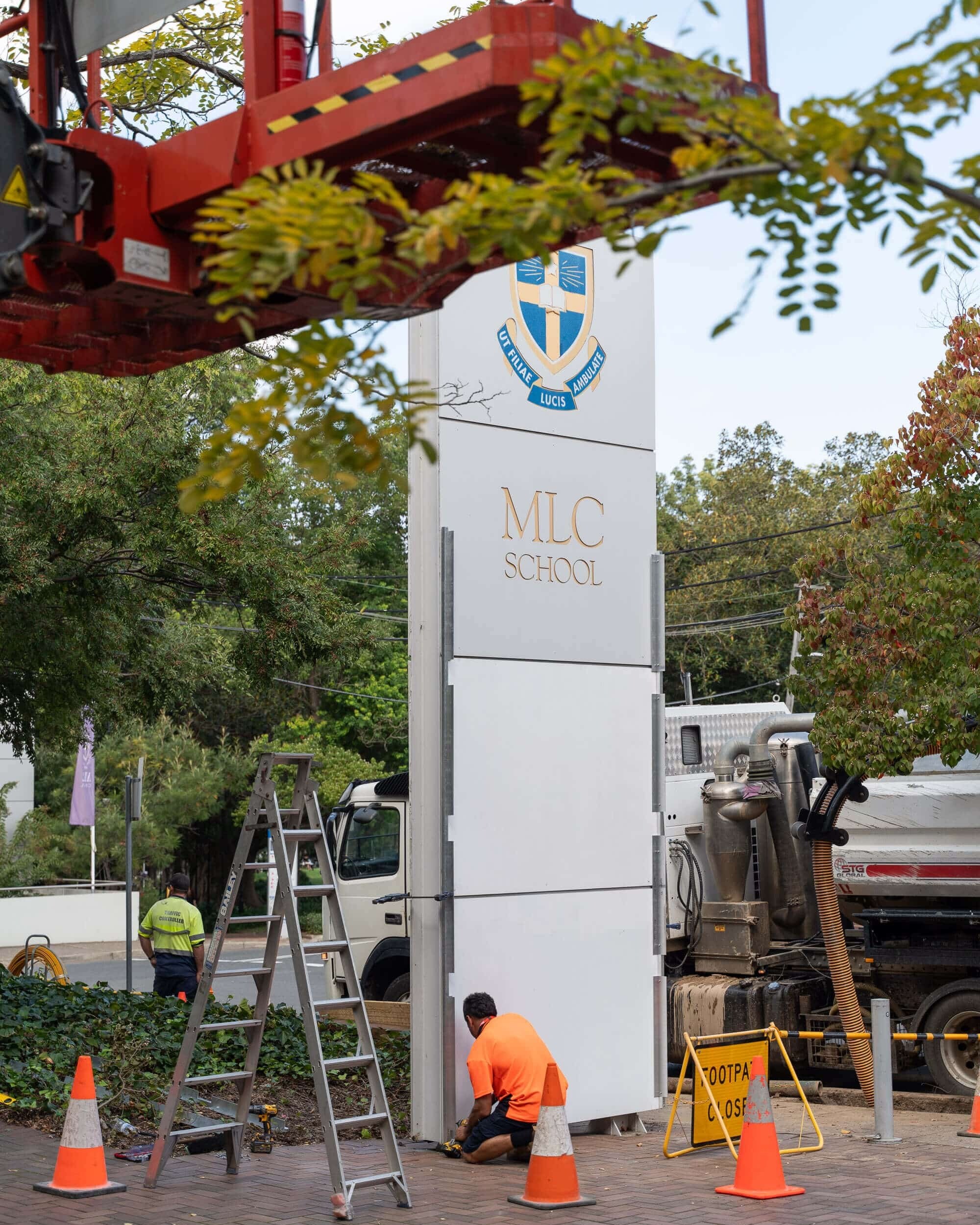 LED digital pylon and totem signs